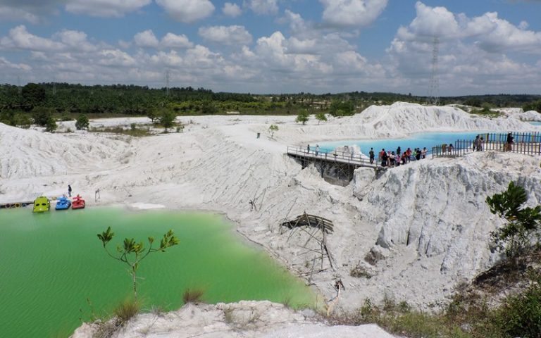 Unik dan Indah, Danau Kaolin Bangka Miliki Dua Warna Air - Turisian.com