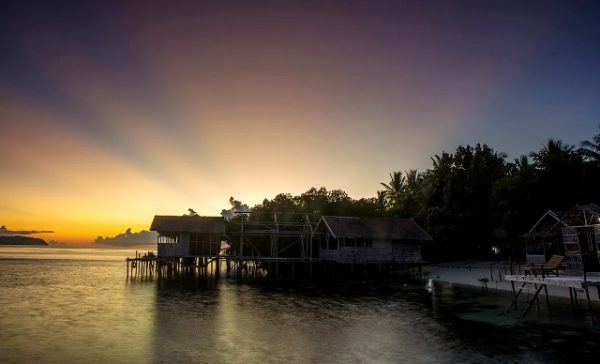 Eco Resort di Desa Wisata Arborek, Suguhkan Sunset Terbaik yang ...