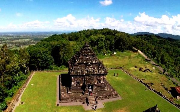 Candi Ijo Yogyakarta Berdiri Indah dengan Latar Gunung Merapi ...