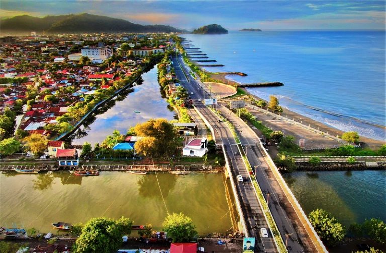 Bertandang ke Pantai Padang yang Indah, Lengkap dengan Berbagai Daya Tariknya - Turisian.com