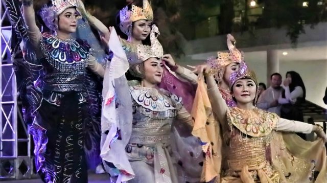 Tarian Khas Sunda - Turisian.com