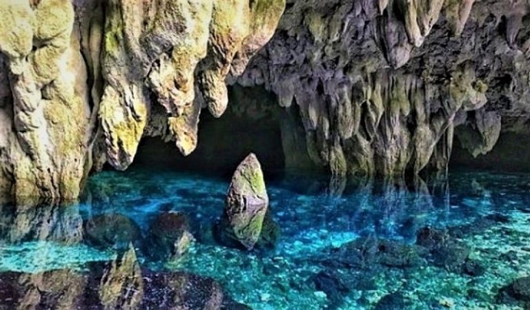 Goa Hawang Pulau Kei Kecil yang Eksotis dengan Kolam Air Biru Bening ...