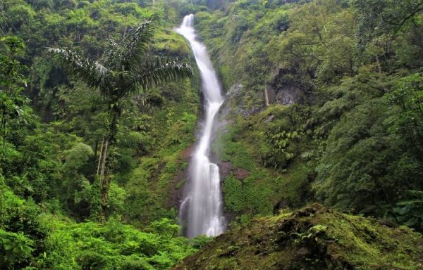 Keindahan Curug Cibareubeuy Subang yang Memikat Mata - Turisian.com