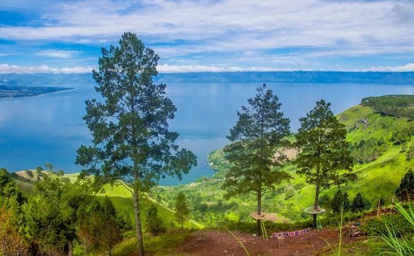 Bukit Simarjarunjung, Tempat Terbaik Menikmati Pesona Danau Toba yang ...