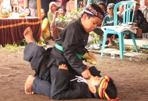 Tradisi Pencak Sumping, Seni Bela Diri Tradisional Asli Banyuwangi ...