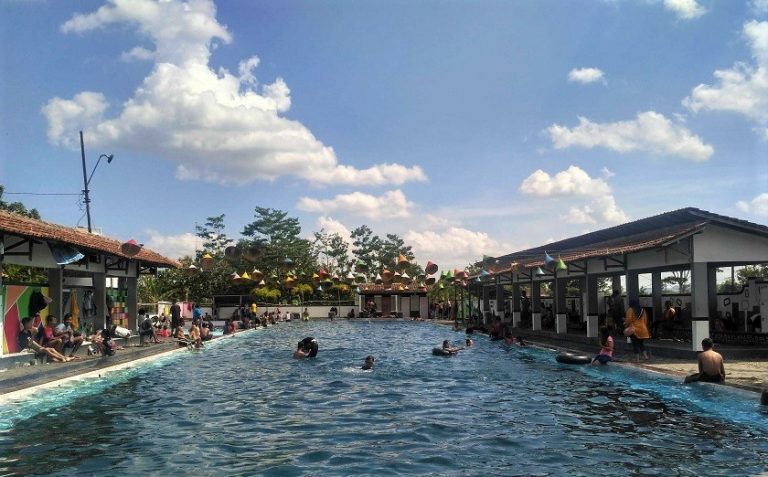 Asyiknya Berenang di Umbul Pluneng Klaten dengan Air yang Segar ...