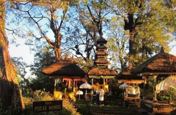 Pura Pucak Mangu, Objek Religi di Atas Puncak Tertinggi Keempat di Bali ...
