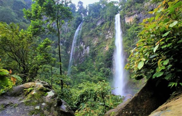 Melihat Lebih Dekat Keindahan Curug Cileat Subang - Turisian.com