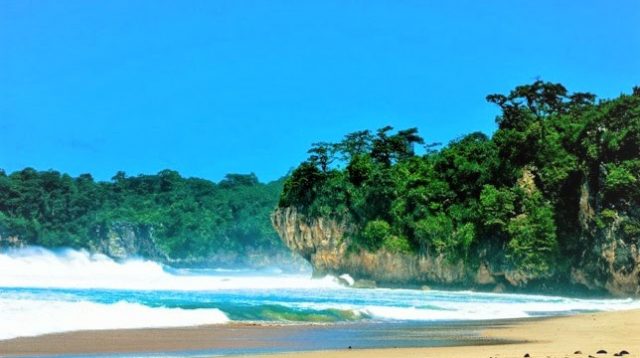 Pantai Punagaan, Pesona Keindahan Alam di Pesisir Timur Kepulauan ...
