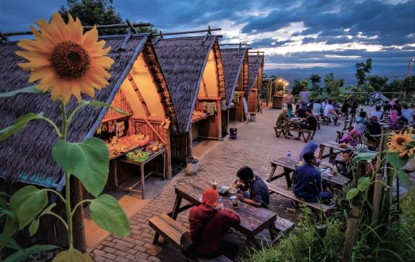 Menikmati Senja di Puncak Sosok Bantul yang Mantul Banget - Turisian.com