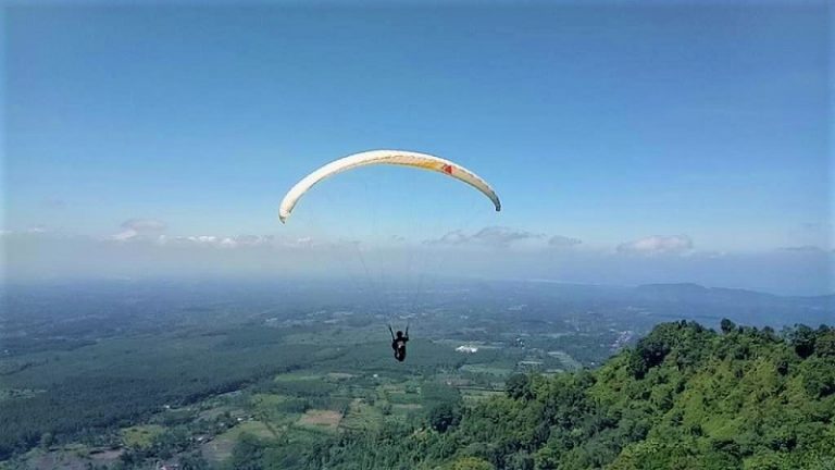 Nikmati Pesona Keindahan Alam Gunung Wayang Lumajang dengan Paralayang ...