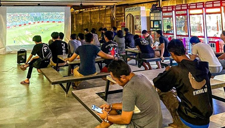 Kafe Pekanbaru Penuh Penonton Nobar Piala Dunia