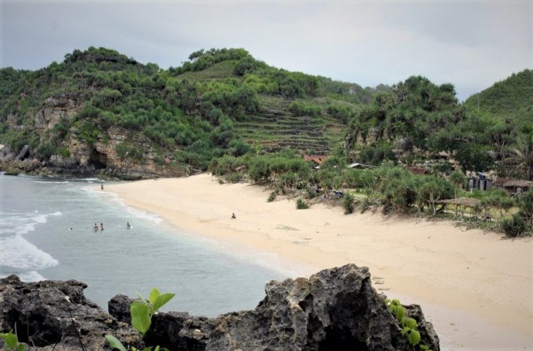 Mau Liburan yang Tenang dan Senang? Datang Saja ke Pantai Sepanjang ...