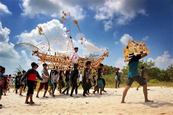 Mengenal Ritual Buang Jung, Tradisi Sedekah Laut di Bangka Selatan ...