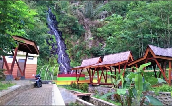 Berwisata ke Air Terjun Sumuran Seloprojo Magelang dengan Tiga Kolam ...