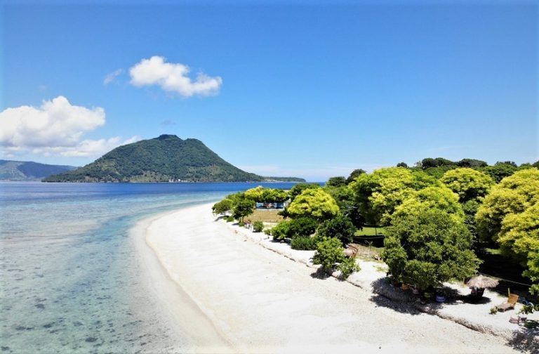 Habiskan Masa Libur di Pantai Sebanjar Pulau Alor yang Indah - Turisian.com