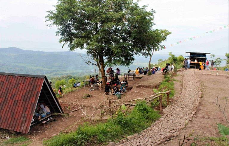 Nongkrong Asyik di Bukit Cendana Rembang dengan View Alam yang Indah ...