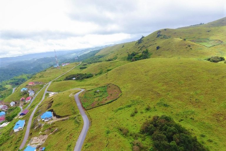 Memanjakan Mata di Savana Bukit Lamando Buton Selatan yang Menawan ...