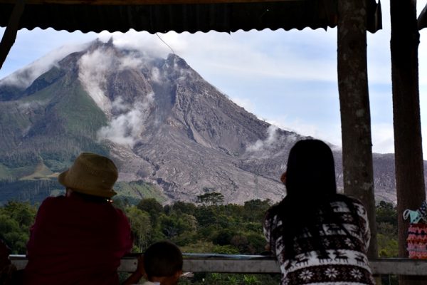 Nongkrong di Kafe, Sambil Menikmati Gugusan Gunung Sinabung
