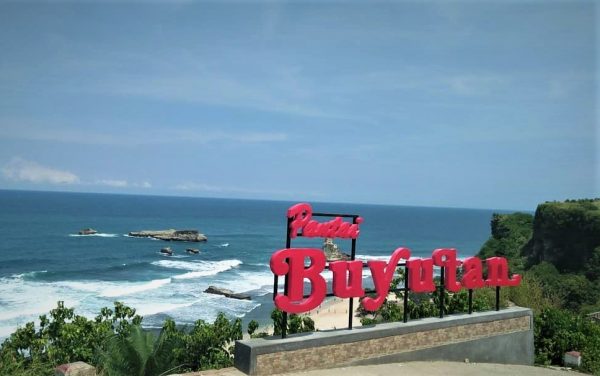 Pantai Buyutan Pacitan Sajikan Pemandangan yang Menawan - Turisian.com