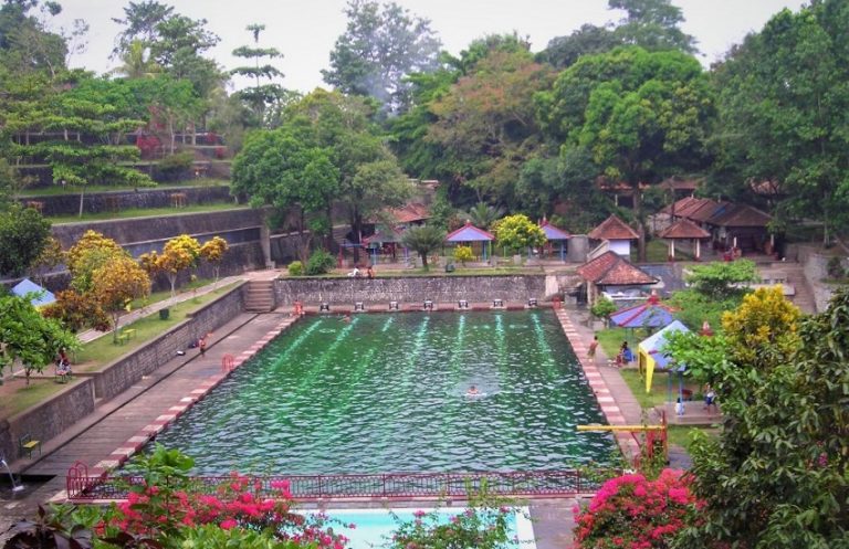 Taman Narmada yang Indah dan Bersejarah, Tempat Peristirahatan Para ...