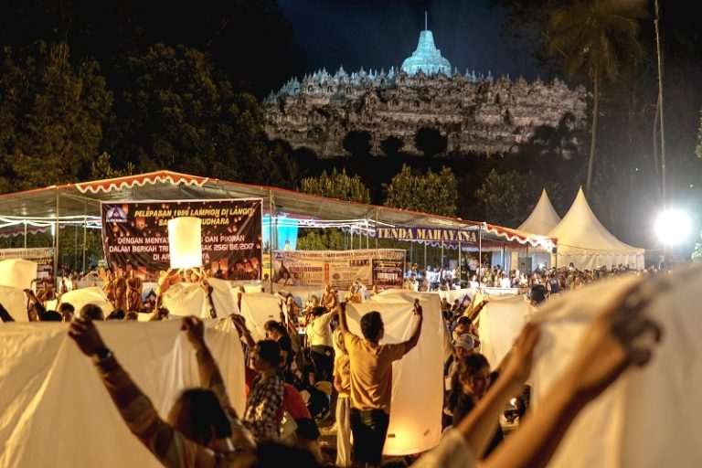 Ikuti 8 Tips Mengikuti Perayaan Hari Waisak di Candi Borobudur