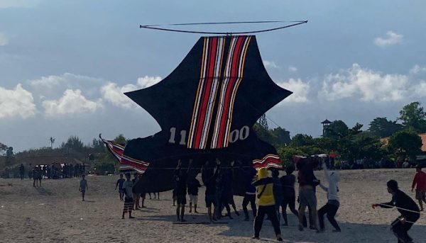Pantai Padang Galak Disesaki Peserta Festival Layangan Bali