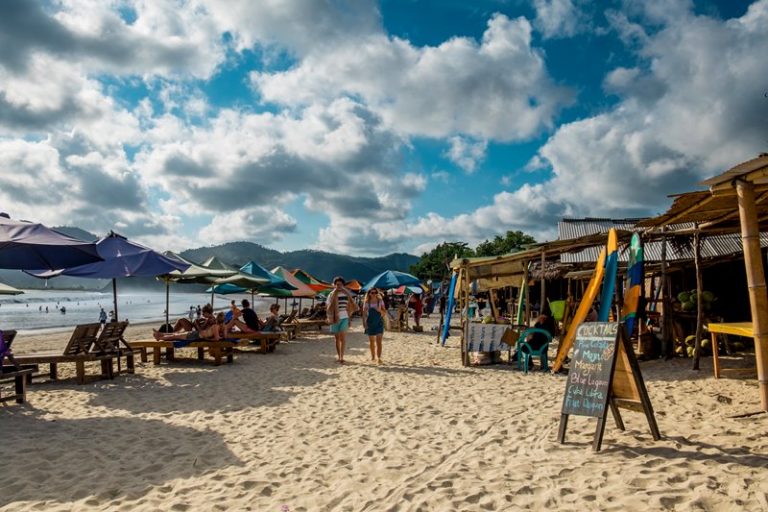 Pantai Selong Belanak yang Bikin Wulan Guritno Terpesona