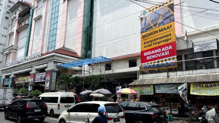 Ada Renovasi di Pasar Baru Trade Center, Pengecatan Gedung