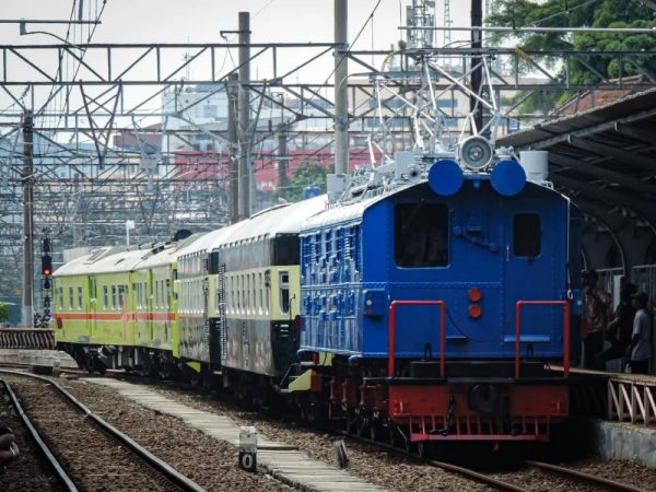 Parade KRL Lawas, Merayakan Seabad Kereta Listrik Indonesia - Turisian.com