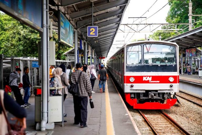 Curah Hujan Tinggi Masih Berdampak, Perjalanan KRL Terganggu